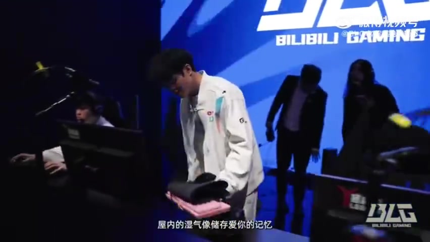 Xun队内唱歌担当献唱《雨爱》:窗外的雨滴，一滴滴累积-24VS直播