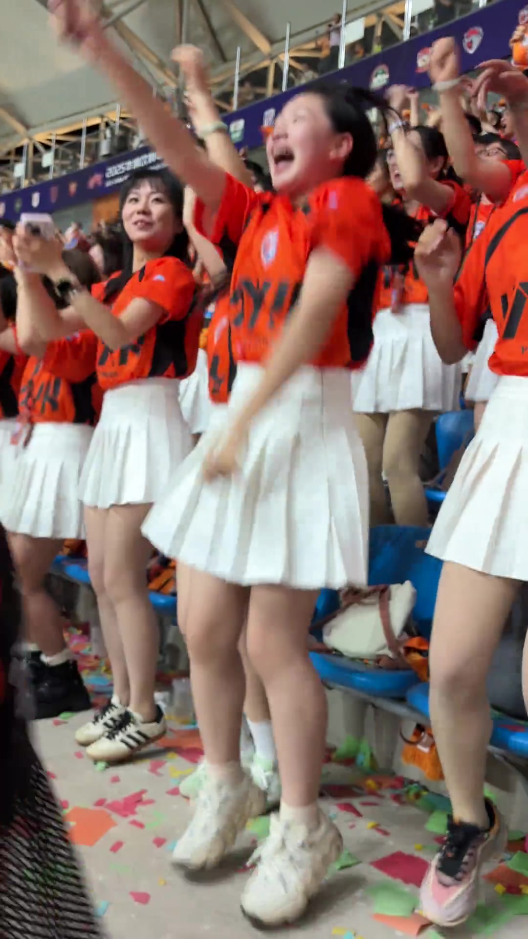 赢下泰山！云南小白裙小姐姐们陷入疯狂-24VS直播