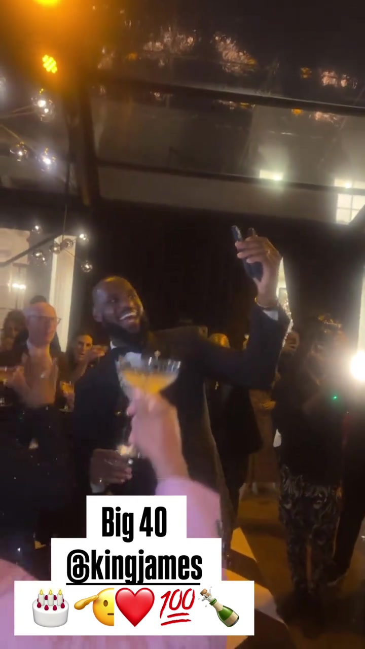 嗨起来！詹姆斯40岁生日派对上众人合唱生日歌-24VS直播