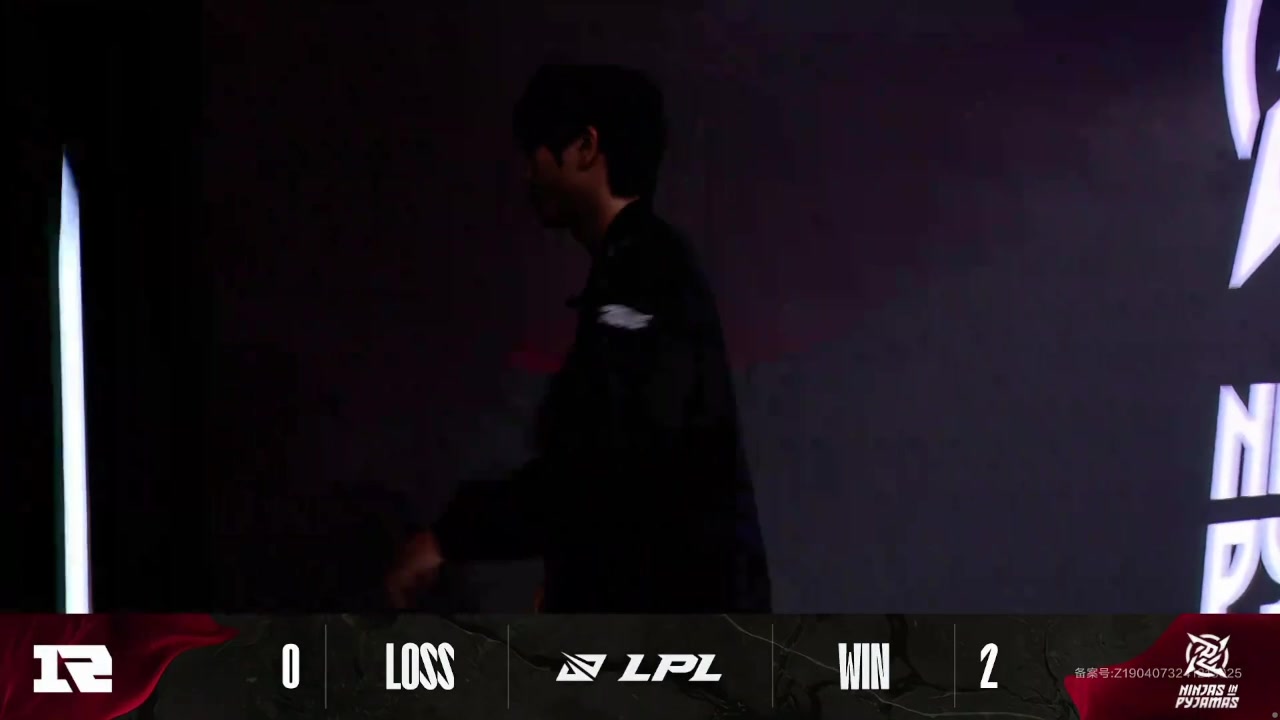 给猴子乐坏了~NIP赛后选手退场环节：Doinb完全享受比赛 全程笑嘻-24VS直播