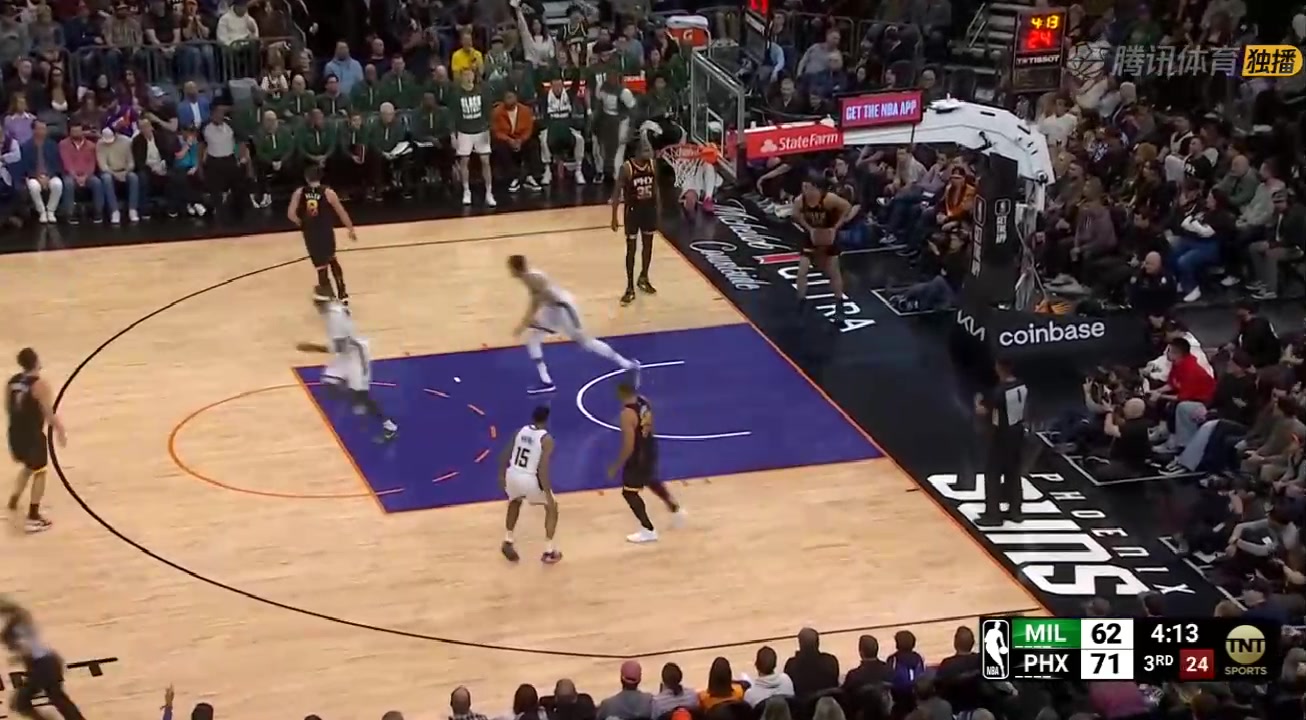 这大步幅也太夸张了！字母哥接球起步超级大三步隔扣尤班克斯！-24VS直播