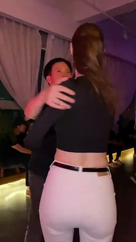 看的出来，大叔完全被外国舞伴深深吸引了-24VS直播