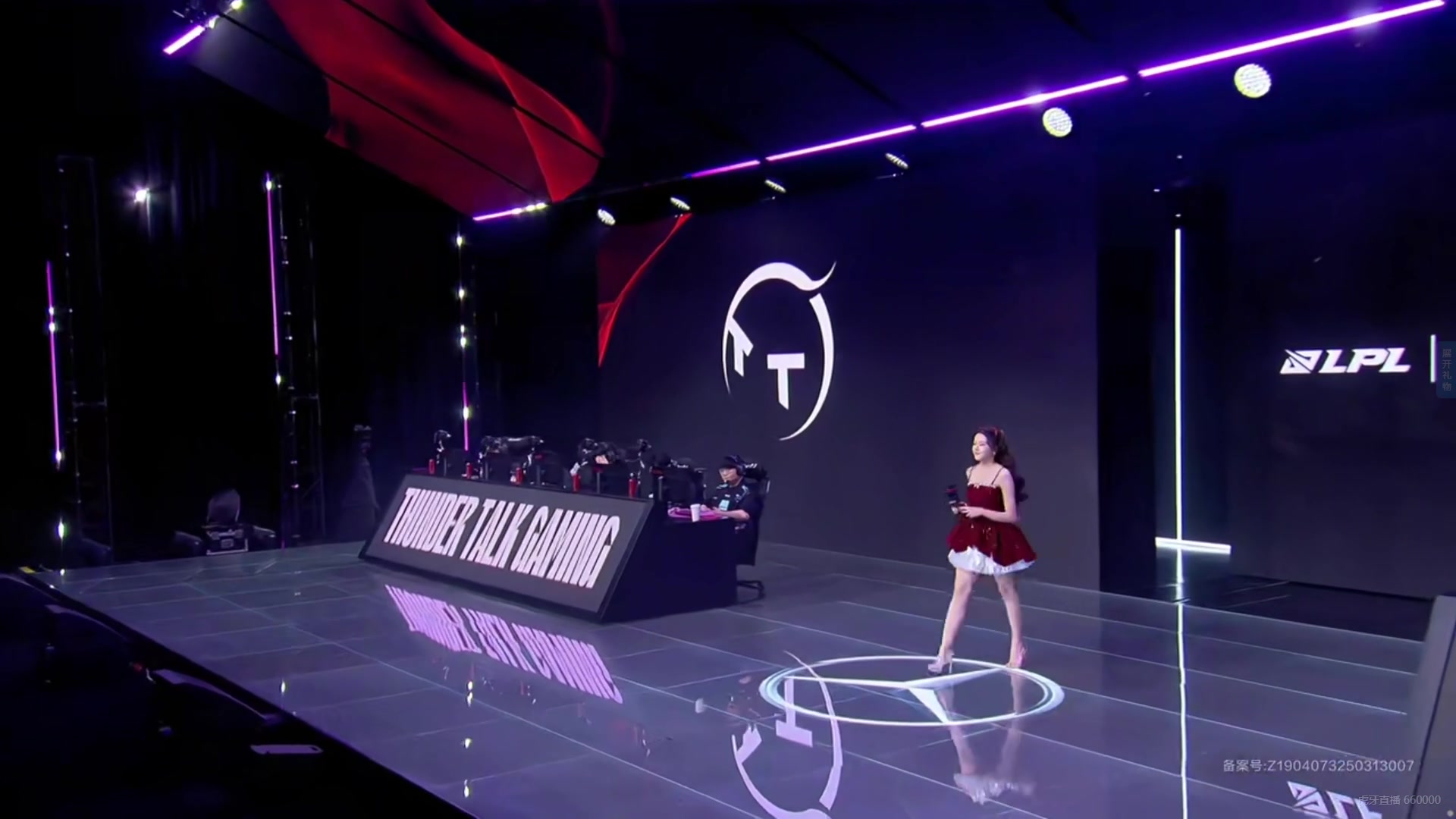 LPL主舞台女主持人骆歆出场：双马尾大白腿，碎钻红裙+可爱动作-24VS直播