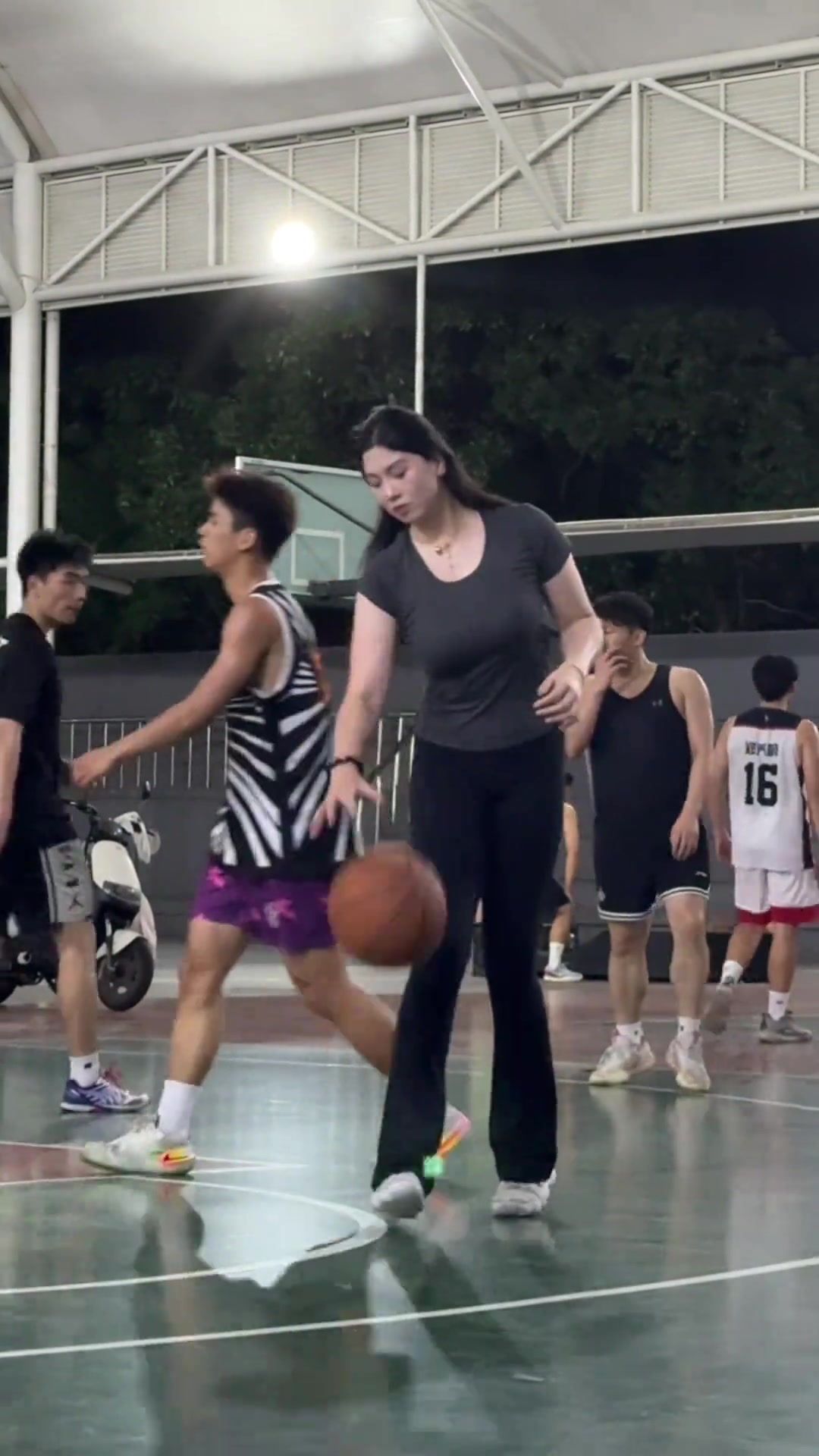 野球场肘姐一直投三分，这样玩别人都要感冒了-24VS直播