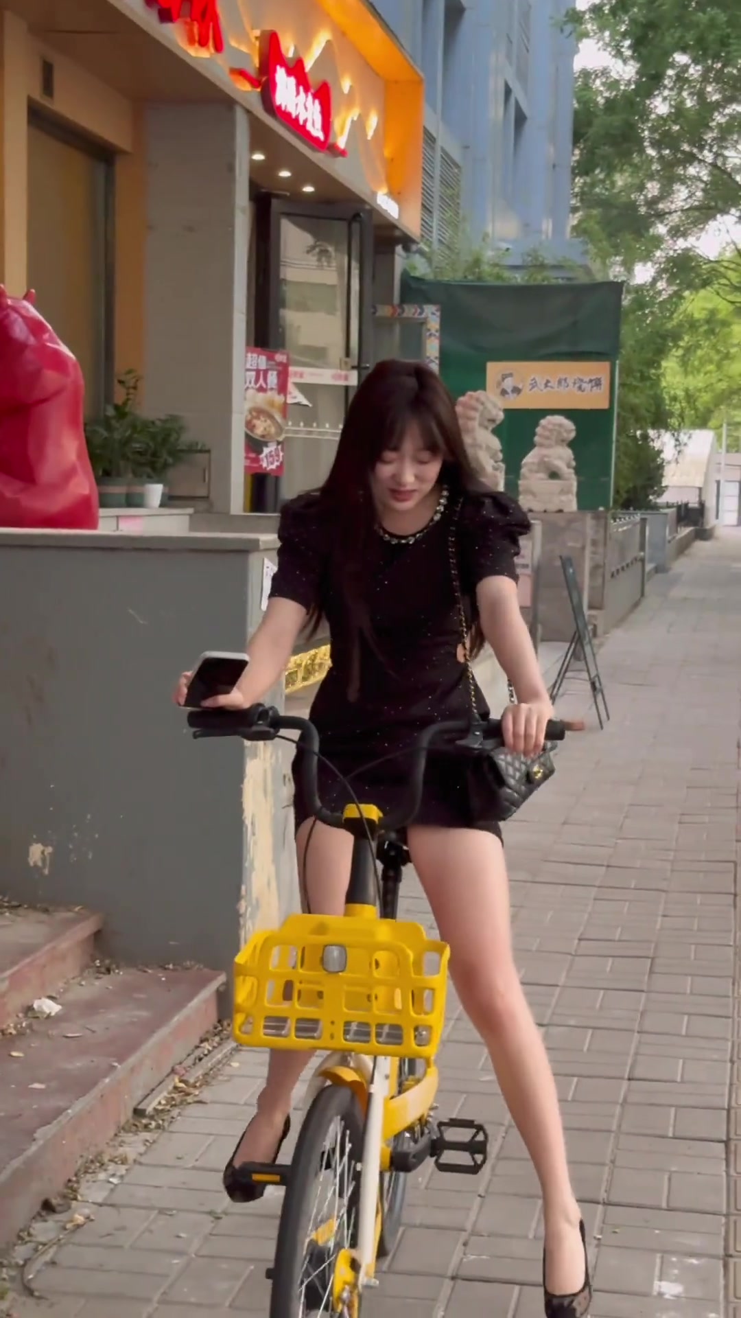 闺蜜这样骑单车，不怕走光么？-24VS直播