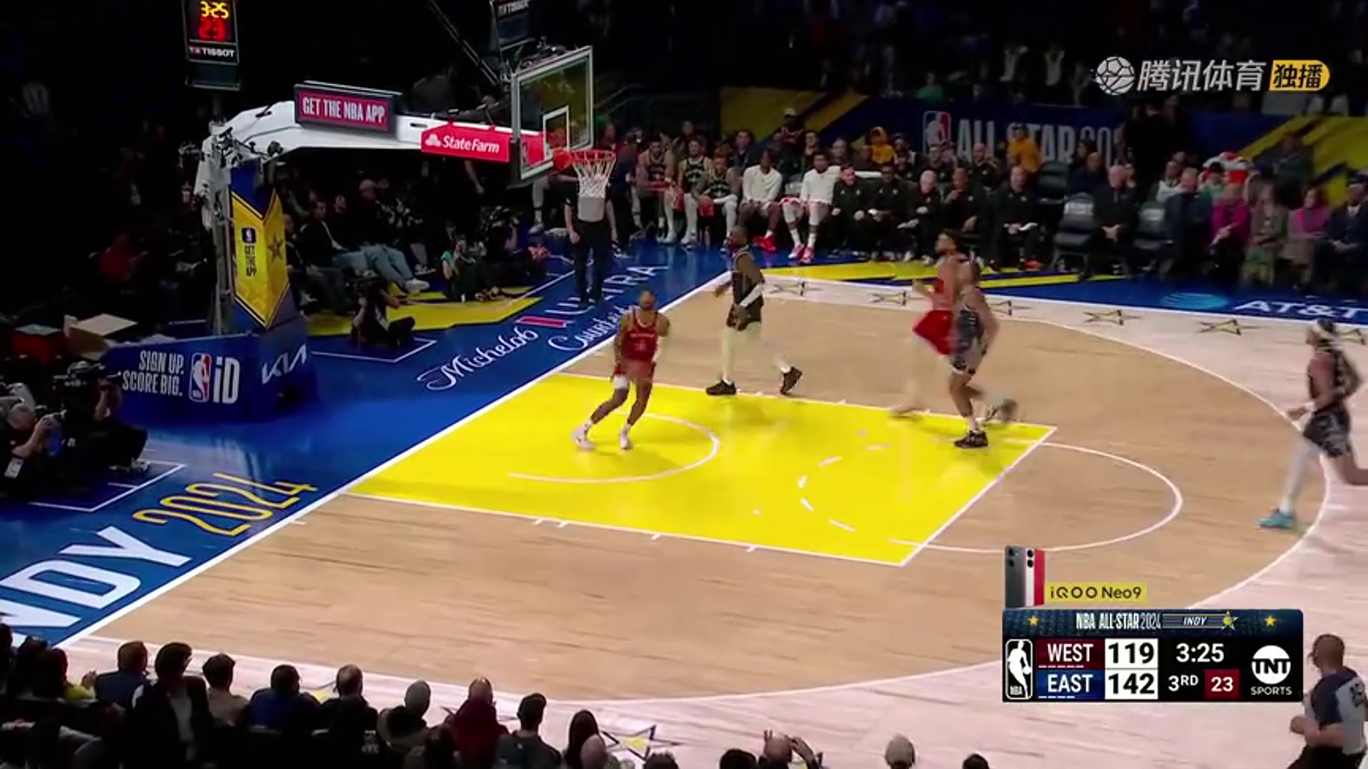 这是麒麟臂啊！布克发底线球直接长传前场的乔治，后者单臂劈扣-24VS直播