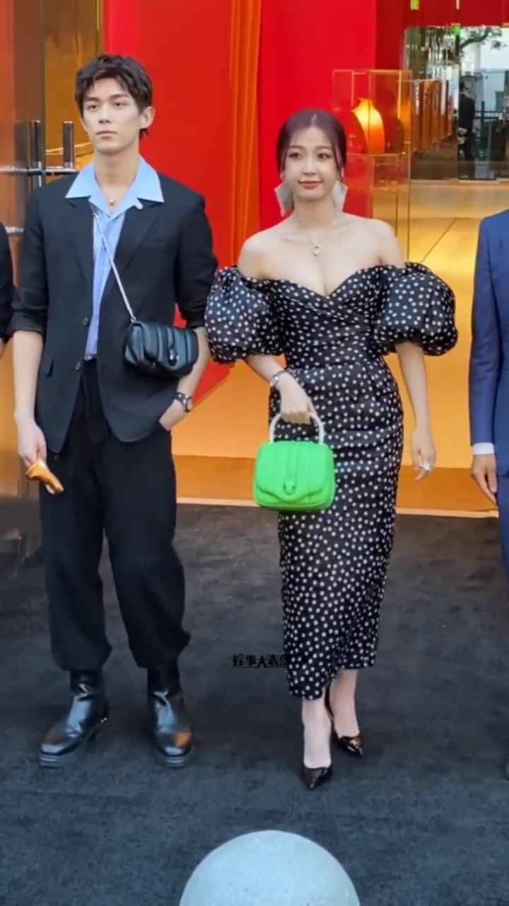 虞书欣居然连高跟鞋都穿不明白嘛-24VS直播