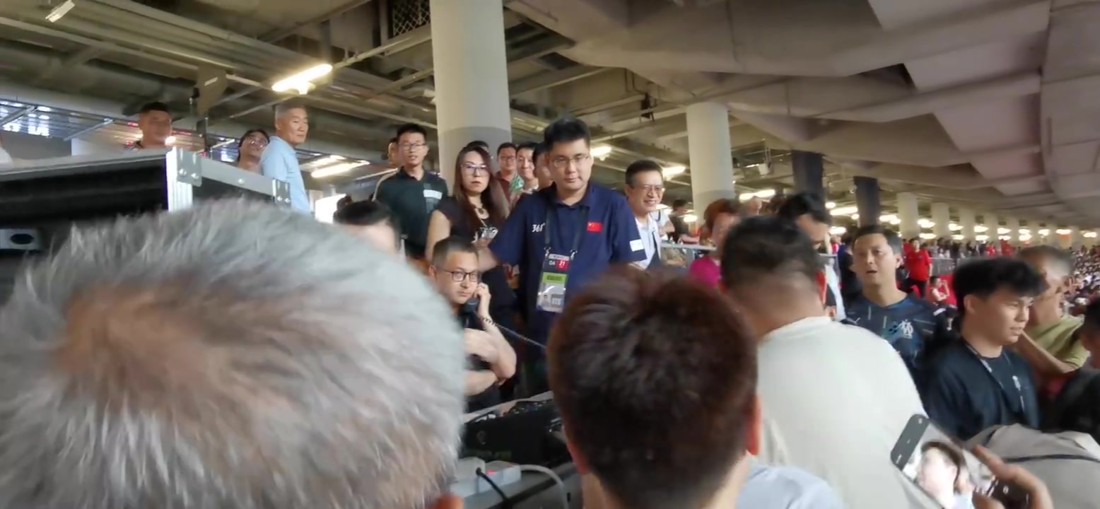 还好半场拍了...国足vs新加坡半场大量球迷和贺炜合影-24VS直播