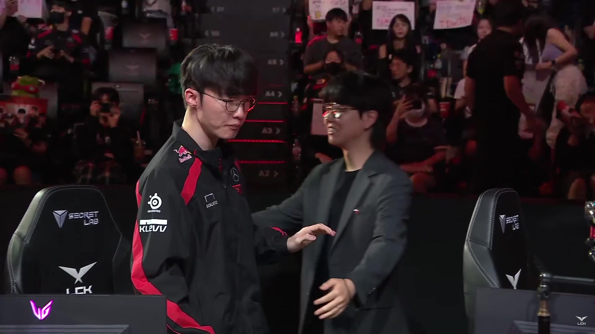 T1鏖战5局终于挺进世界赛！Faker大口猛吸水长舒一口气！-24VS直播