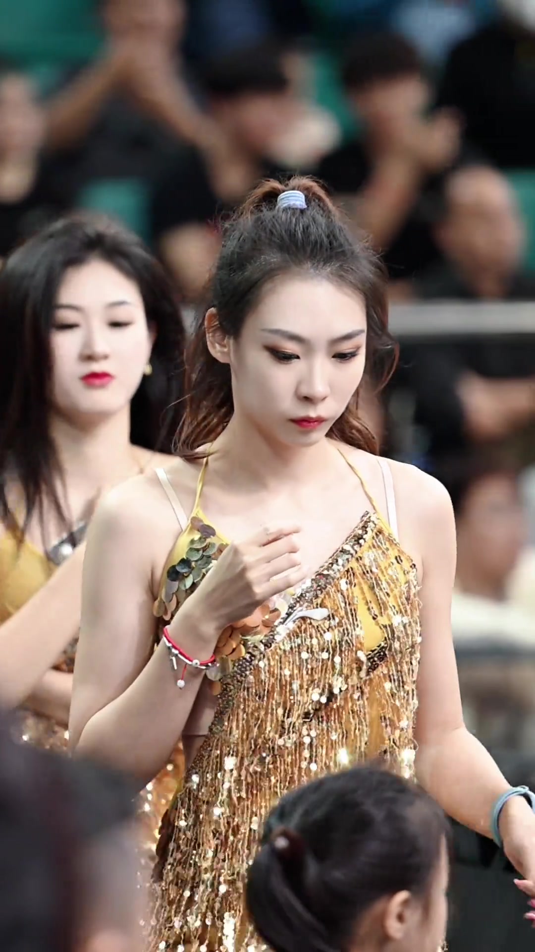 广州龙狮啦啦队两位1米75的小姐姐 一个像温碧霞，一个像李嘉欣-24VS直播