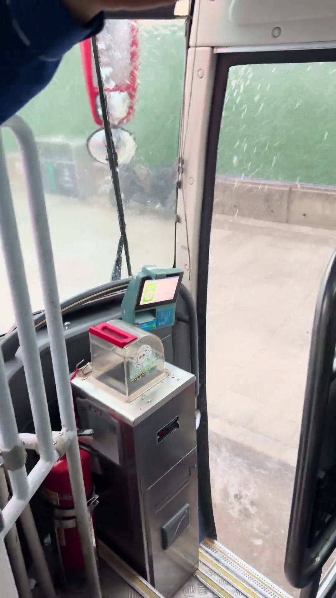 广州突发下冰雹，公交司机下意识的反应也很及时呀-24VS直播