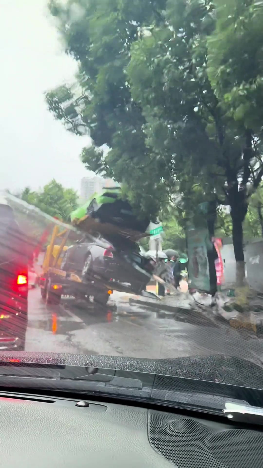 这是拖车爆胎了吗？-24VS直播