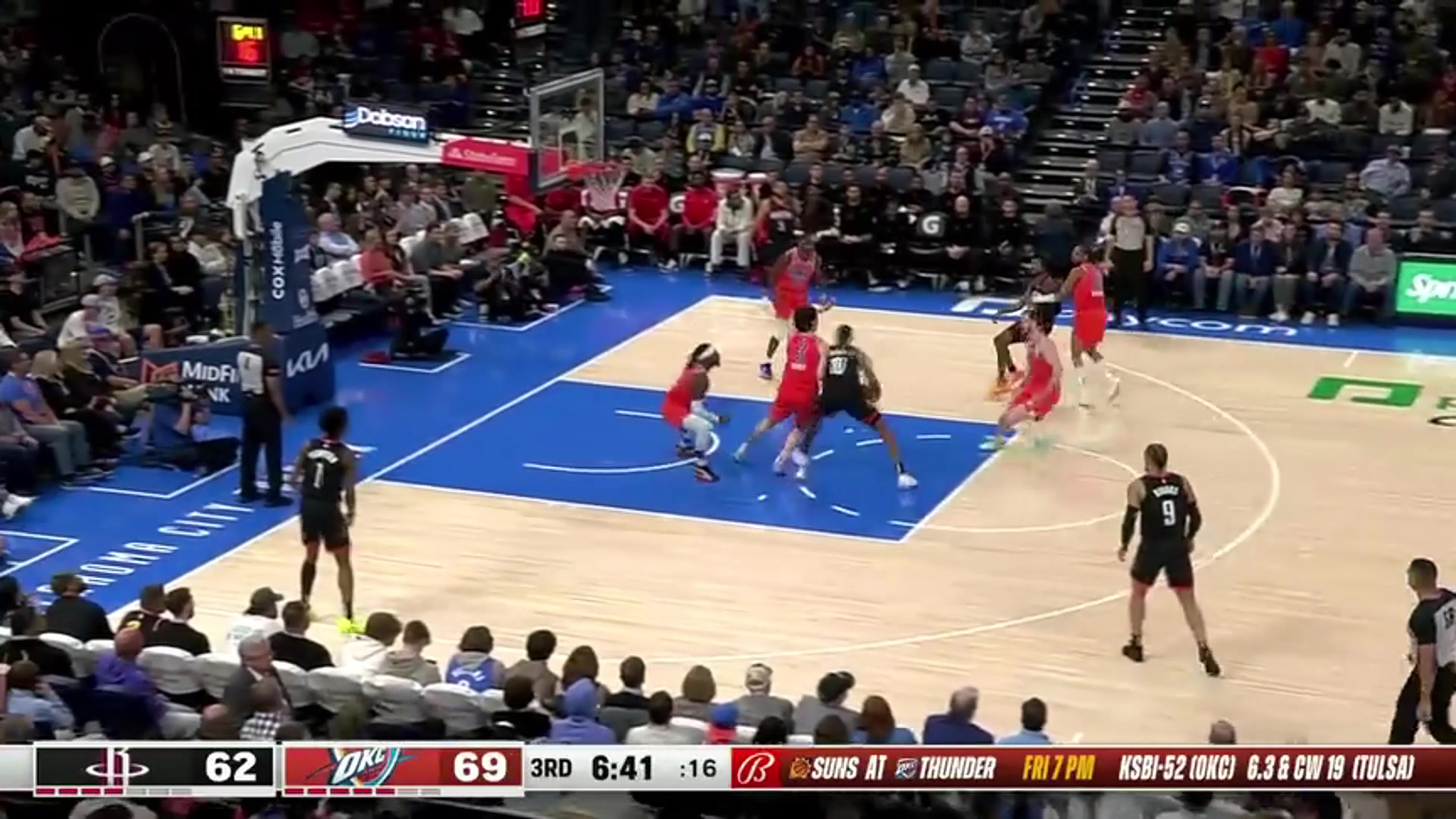 险些酿成冲突！吉迪伸手拉对手 狄龙一把推走吉迪自己拉起队友 引发混乱-24VS直播