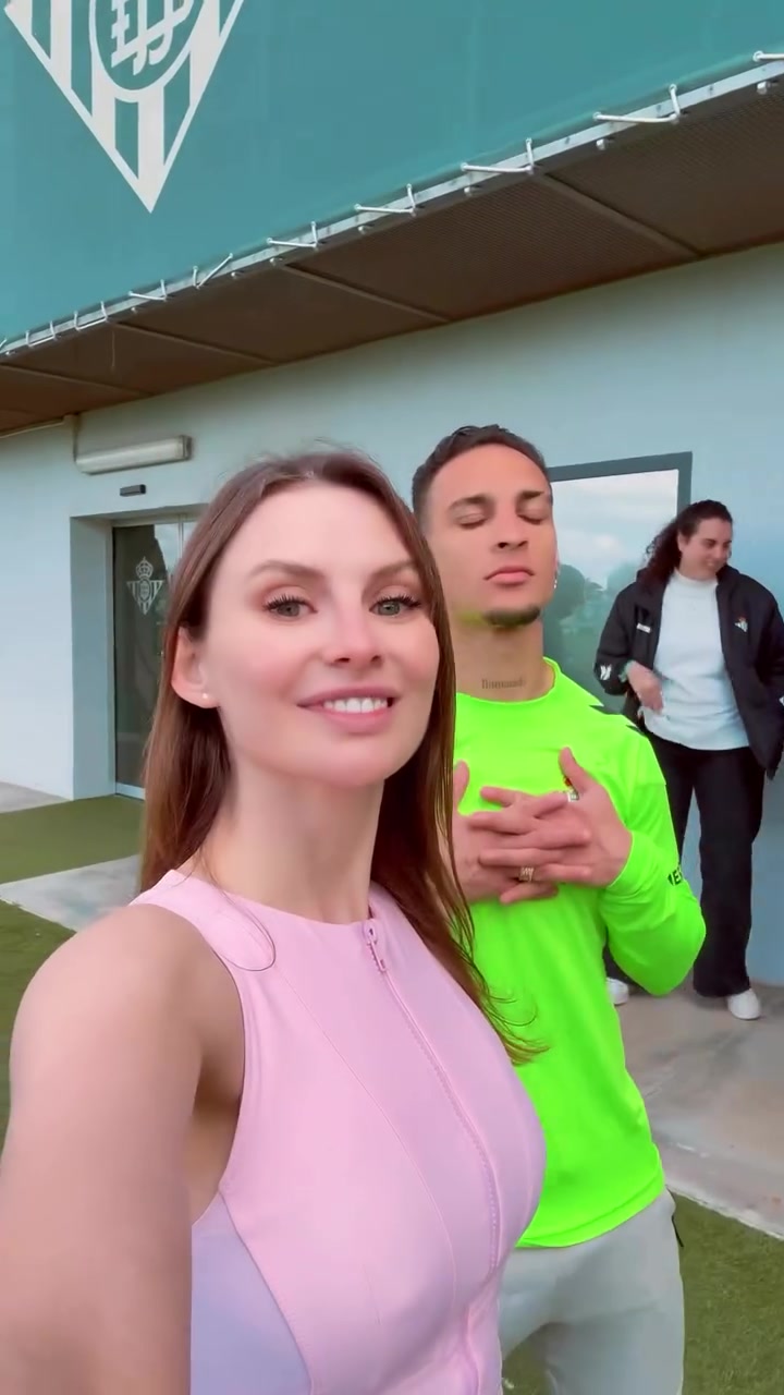 安东尼在美女球迷面前上演标志性庆祝-24VS直播