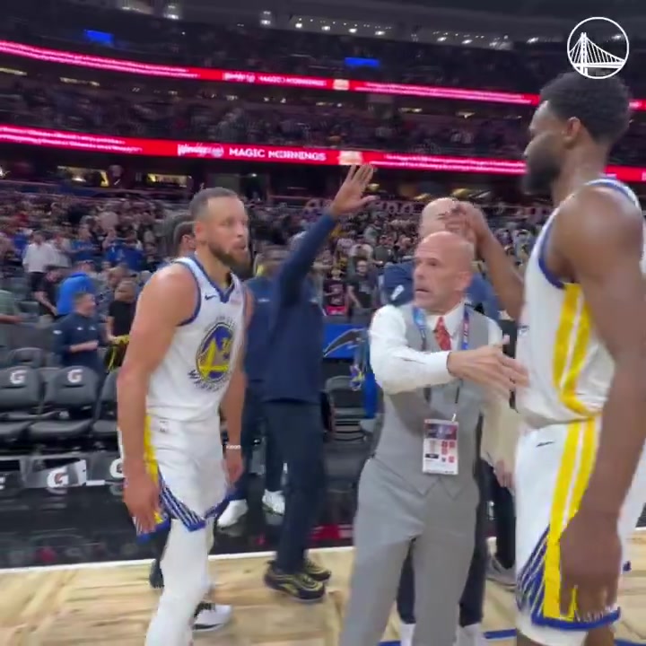 今天状态回来了！库里赛后对着维金斯大吼：冲鸭！-24VS直播