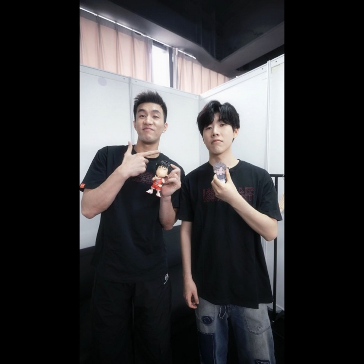 Theshy与郭艾伦合拍视频：前面后面都忘了，都在天上飞-24VS直播