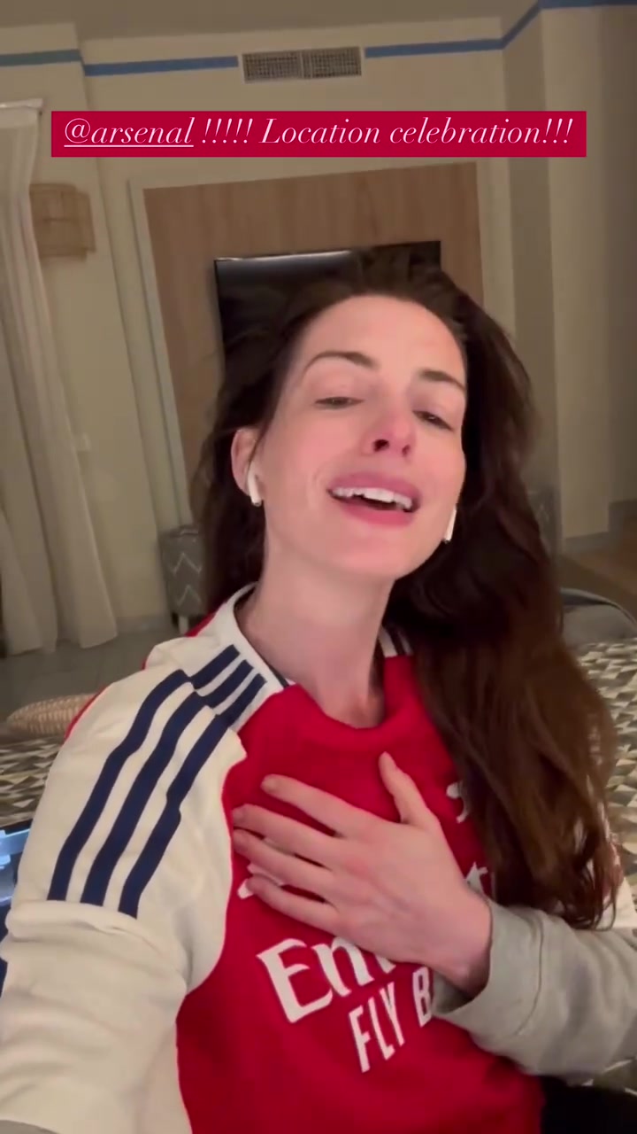 大胜皇马！女神安妮-海瑟薇穿阿森纳球衣高唱枪手新队歌-24VS直播