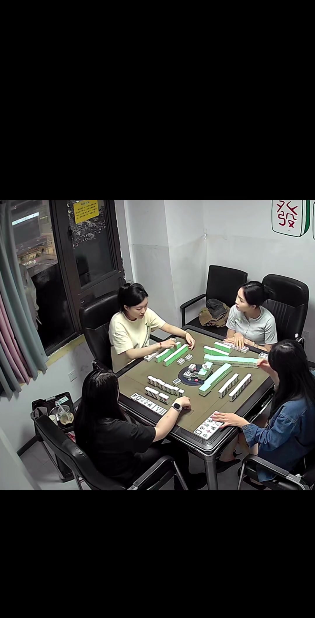 晚上趴窗户外看别人打麻将，里外都被吓一跳-24VS直播
