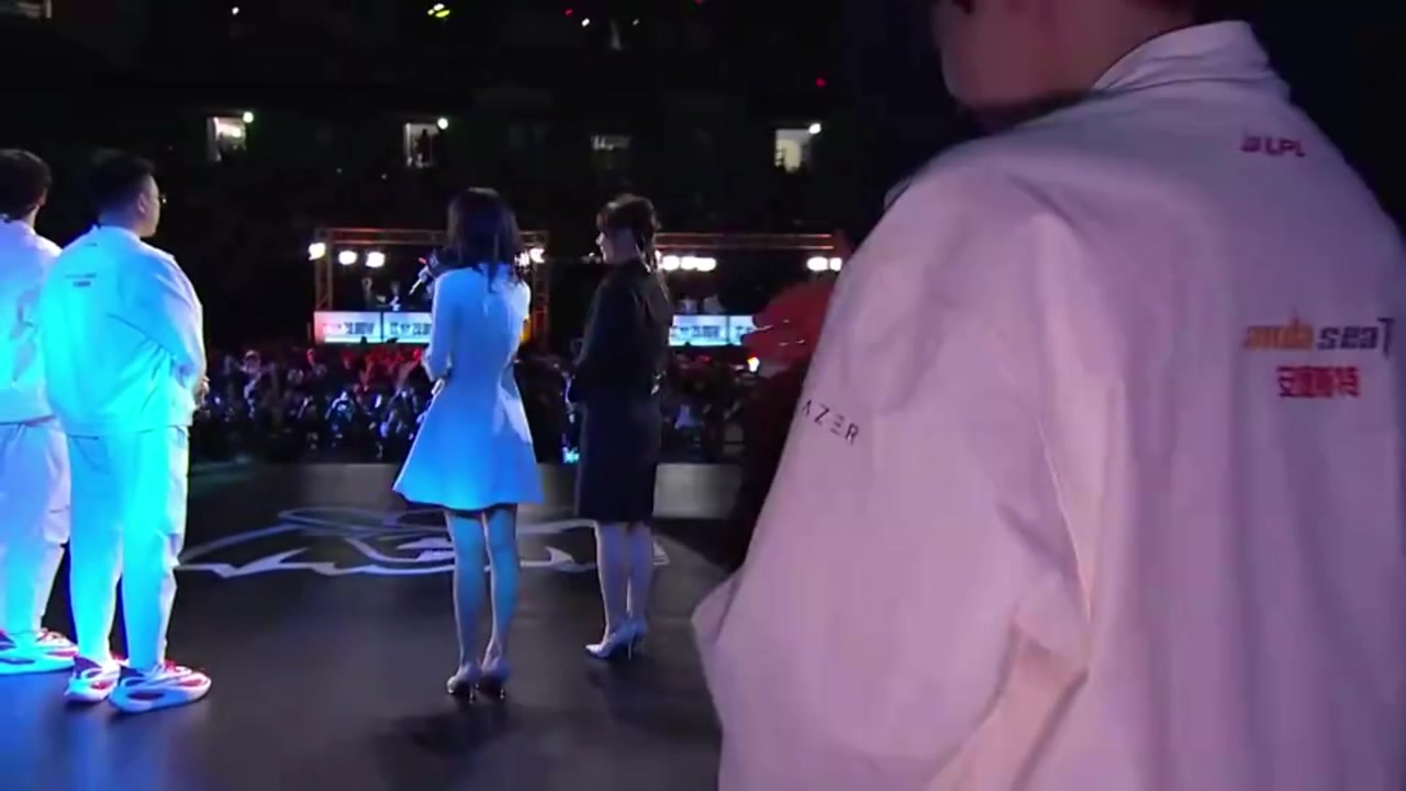 难听但又好听！WBG选手及粉丝 在韩国为Theshy唱中文版生日快乐歌-24VS直播