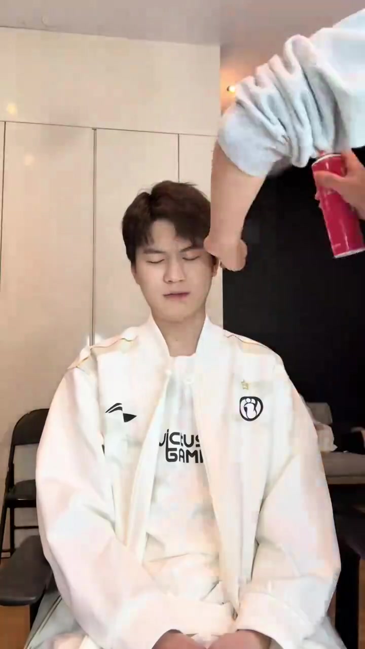 Meiko分享定妆照拍摄记录：我的新赛季定妆照vlog-24VS直播