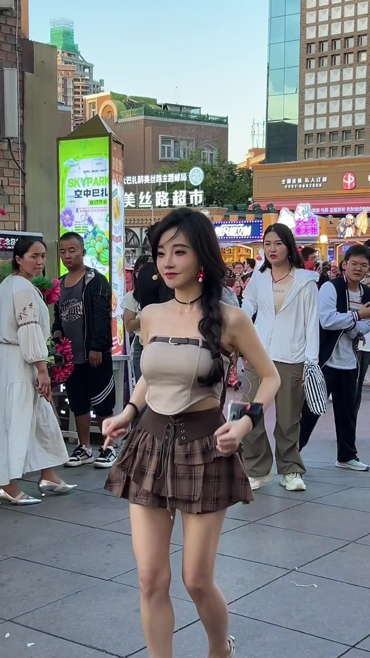 冯提莫街头表演，有几个人认识她？-24VS直播