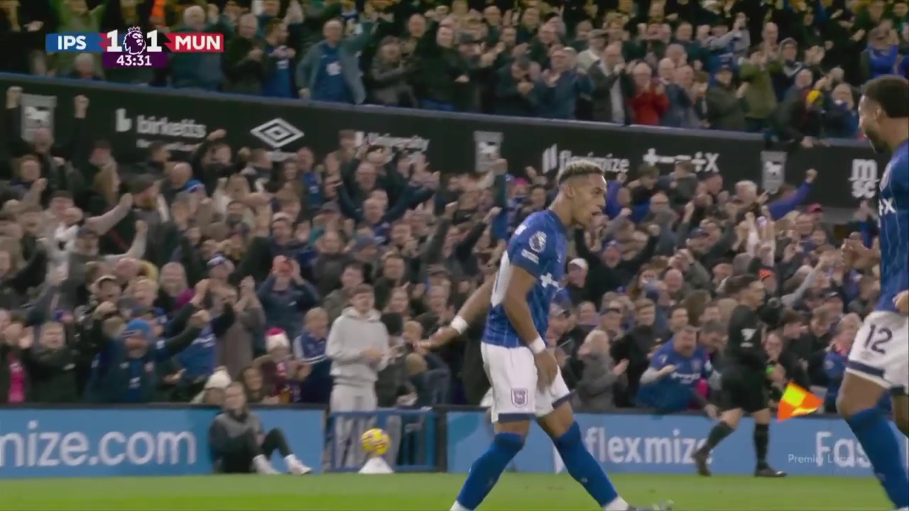 曼联遭扳平！哈钦森转身打门折射入网！奥纳纳扑救无可奈何！-24VS直播