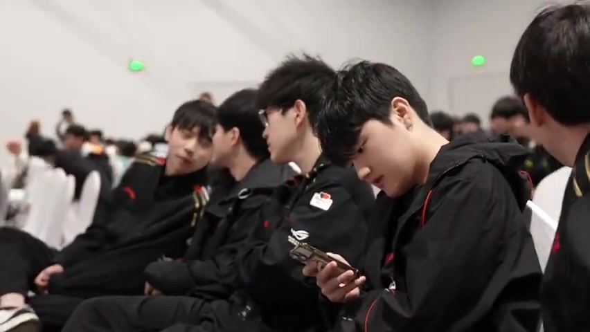 JDG公布选手大会花絮视频：老EDG成员和Scout聊天，Peyz寡言少语-24VS直播