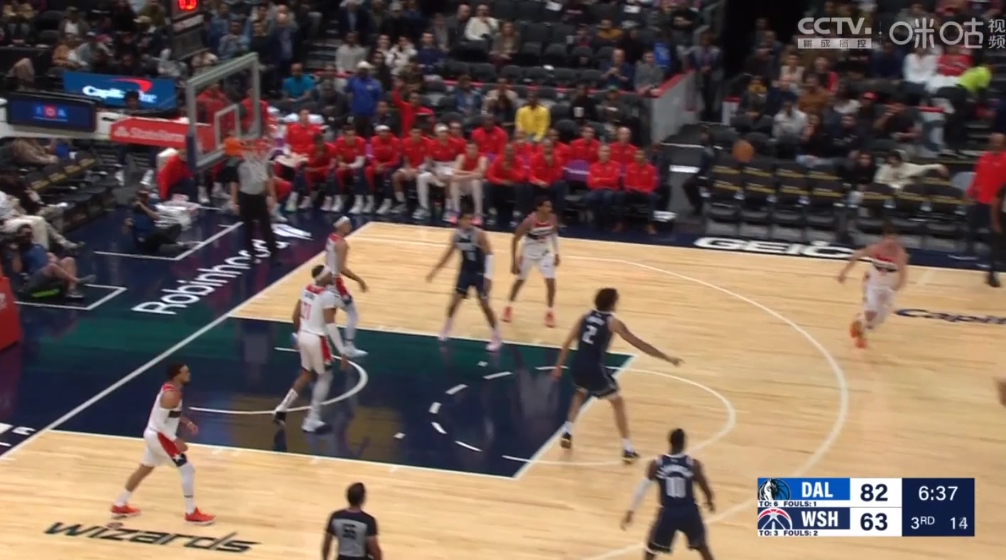 胖77这么拼？难怪成绩好！东契奇三不沾 闪电冲刺飞出场救球-24VS直播