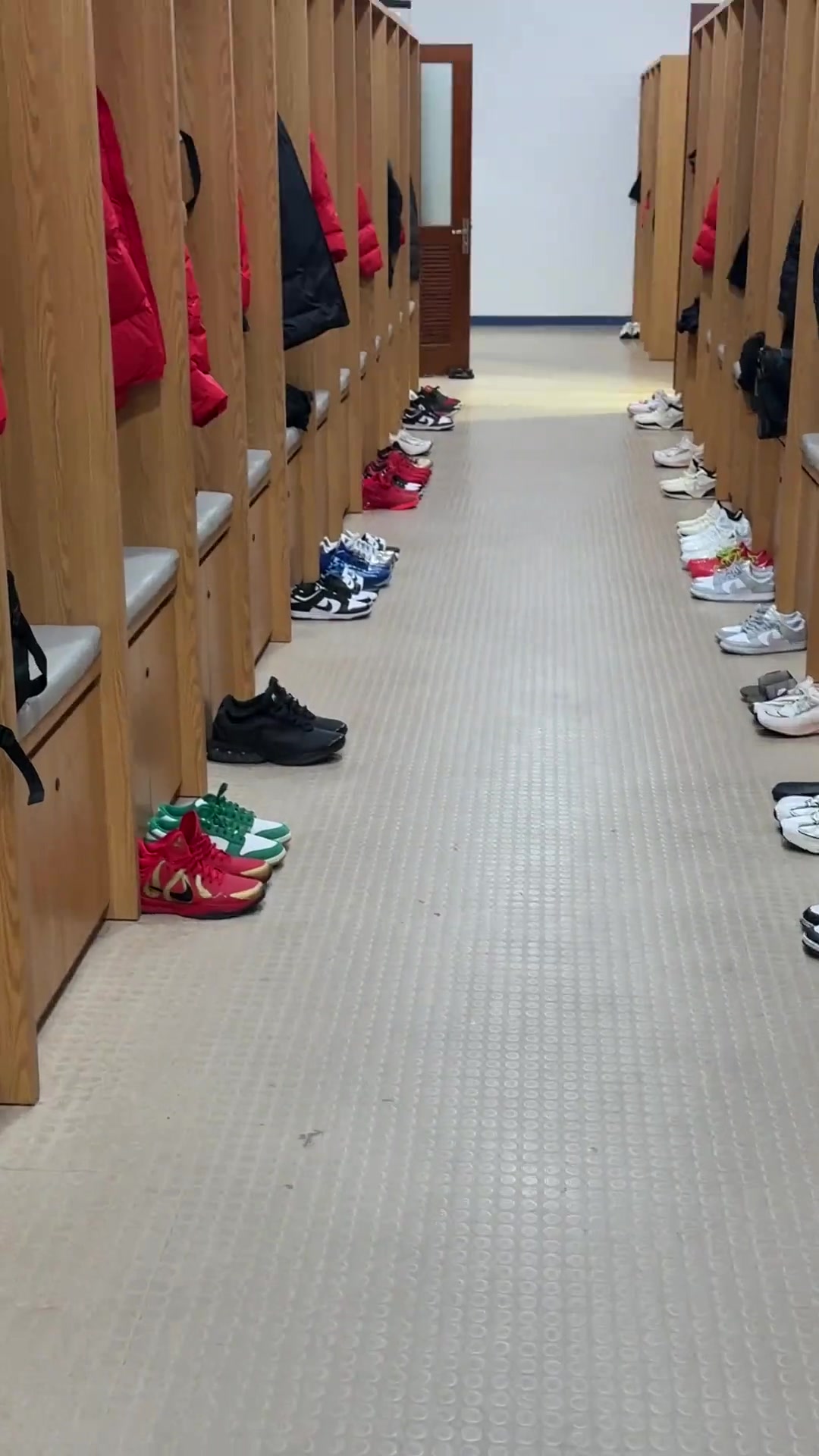 中国男篮更衣室，所有鞋服摆放整齐统一！-24VS直播