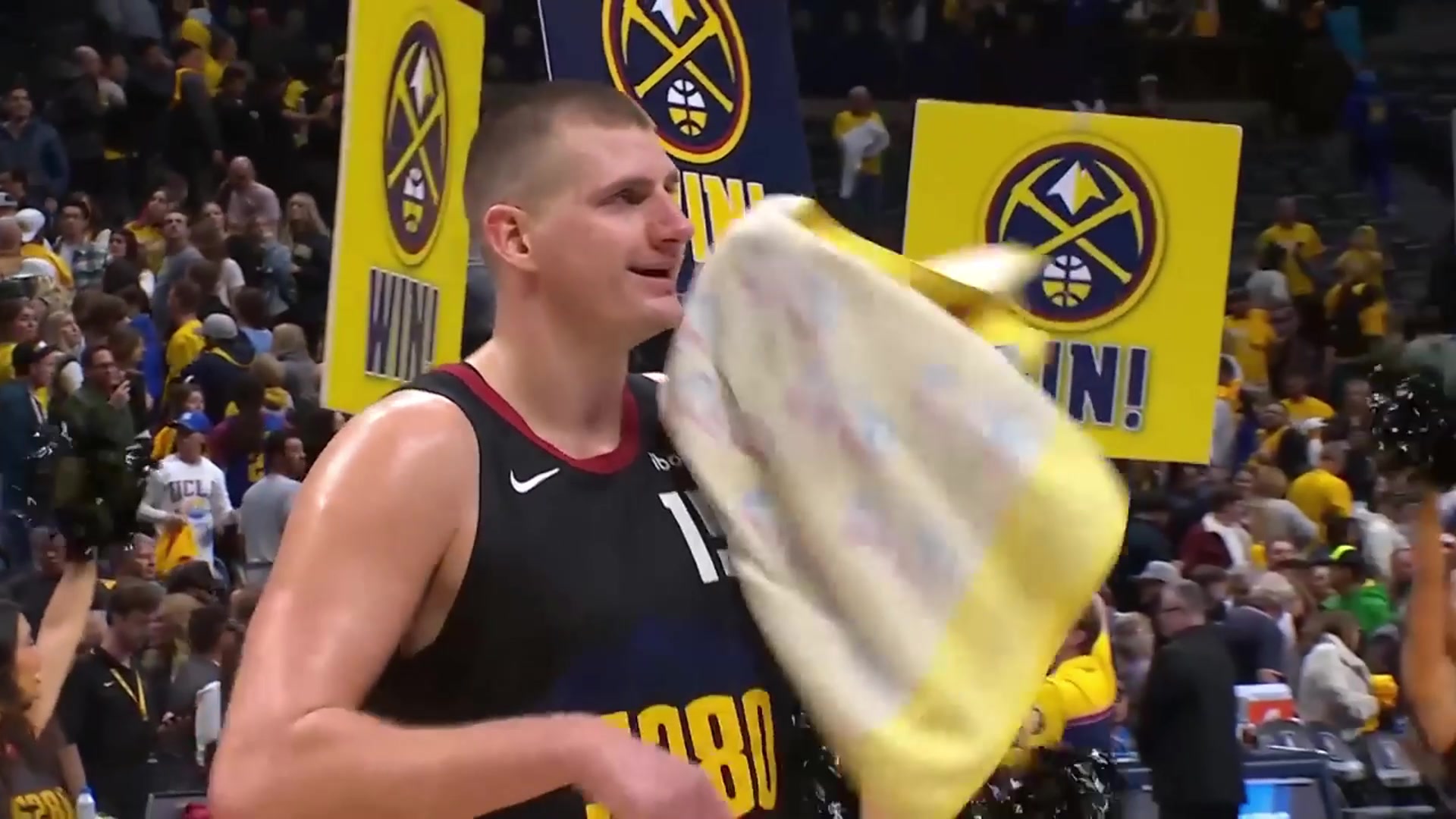 把约老师累得一身汗！！战胜快船赛后，约基奇向观众席送出飞吻-24VS直播