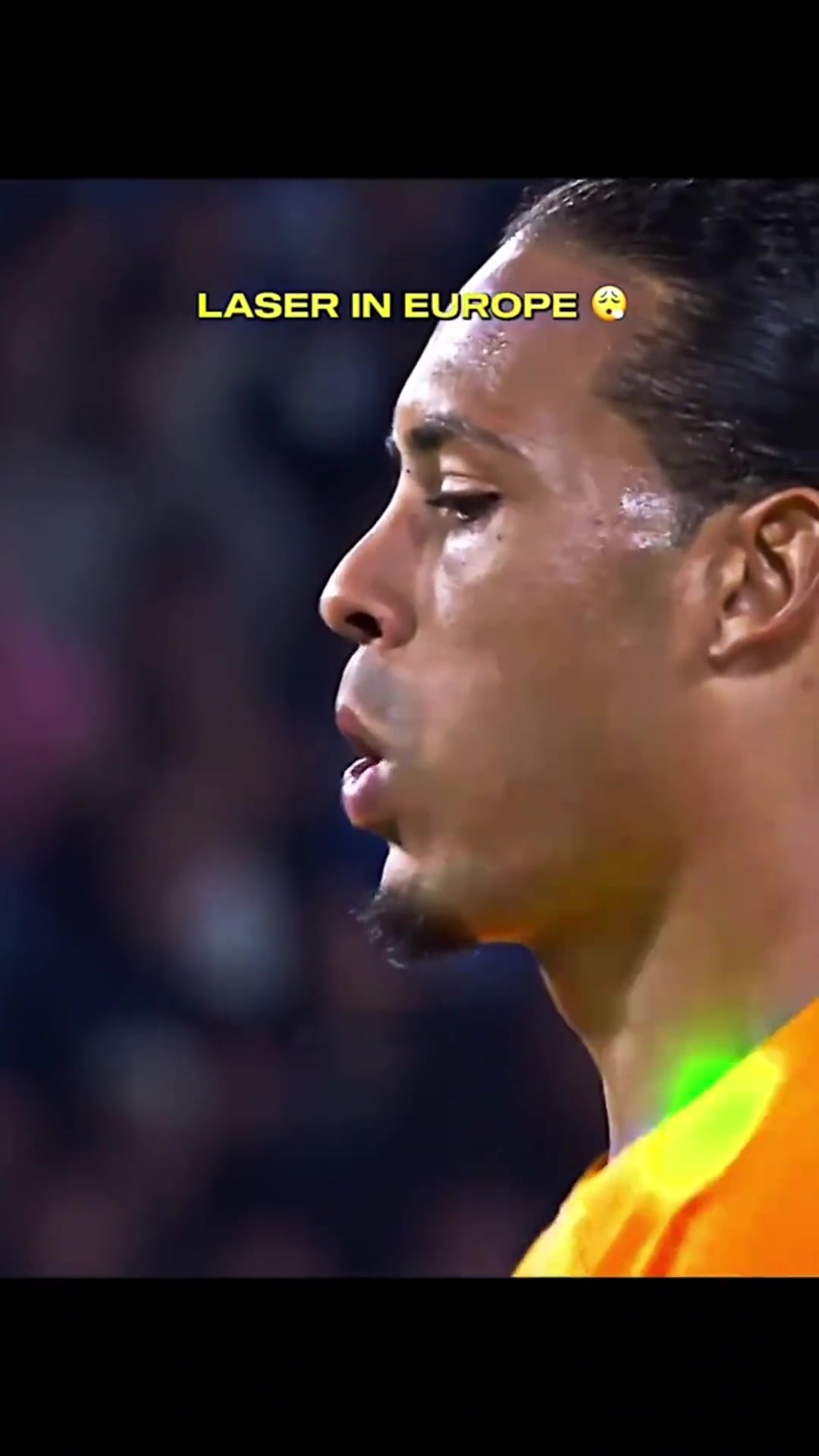 球员在场上遭遇激光笔，萨拉赫这是进了KTV了？！-24VS直播