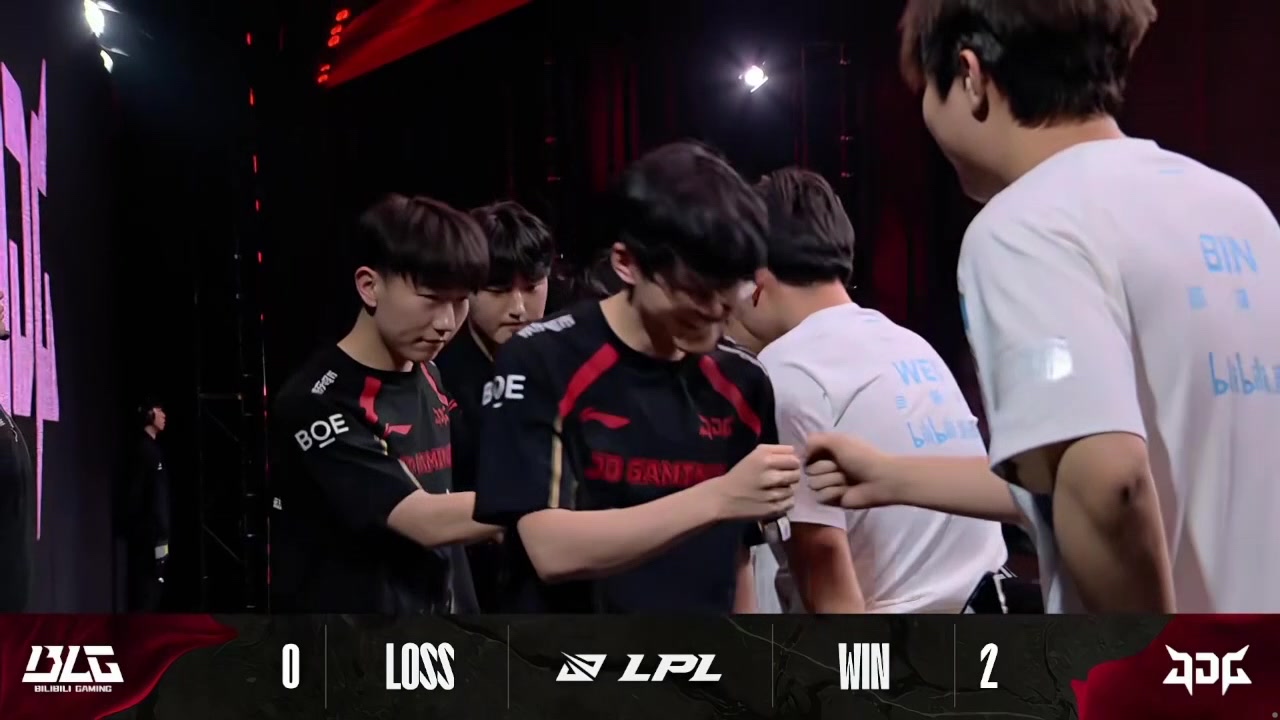 谁是对的！Xun面带笑容与前队友们一一碰拳 Bin也微笑回应-24VS直播