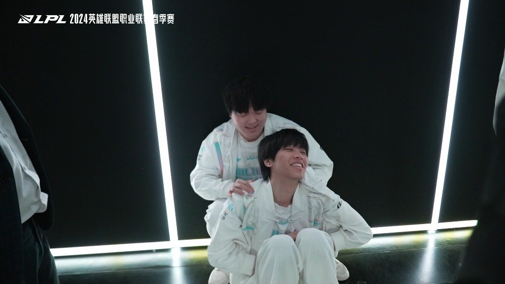 BLG赛前花絮：ON背上Xun轻轻松松绕场一周-24VS直播