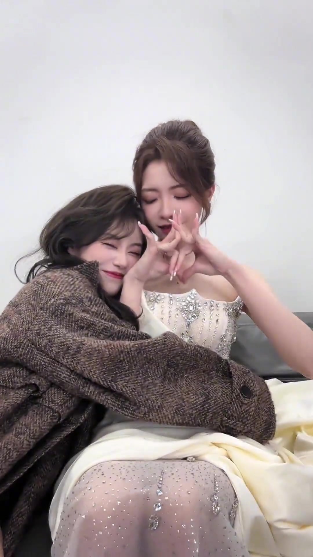 LPL官方主持希然分享与小钰合拍视频：别来…嗯？-24VS直播