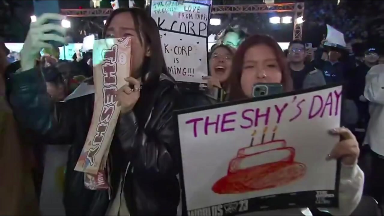 WBG晋级决赛 现场粉丝难掩激动 当场落泪！-24VS直播