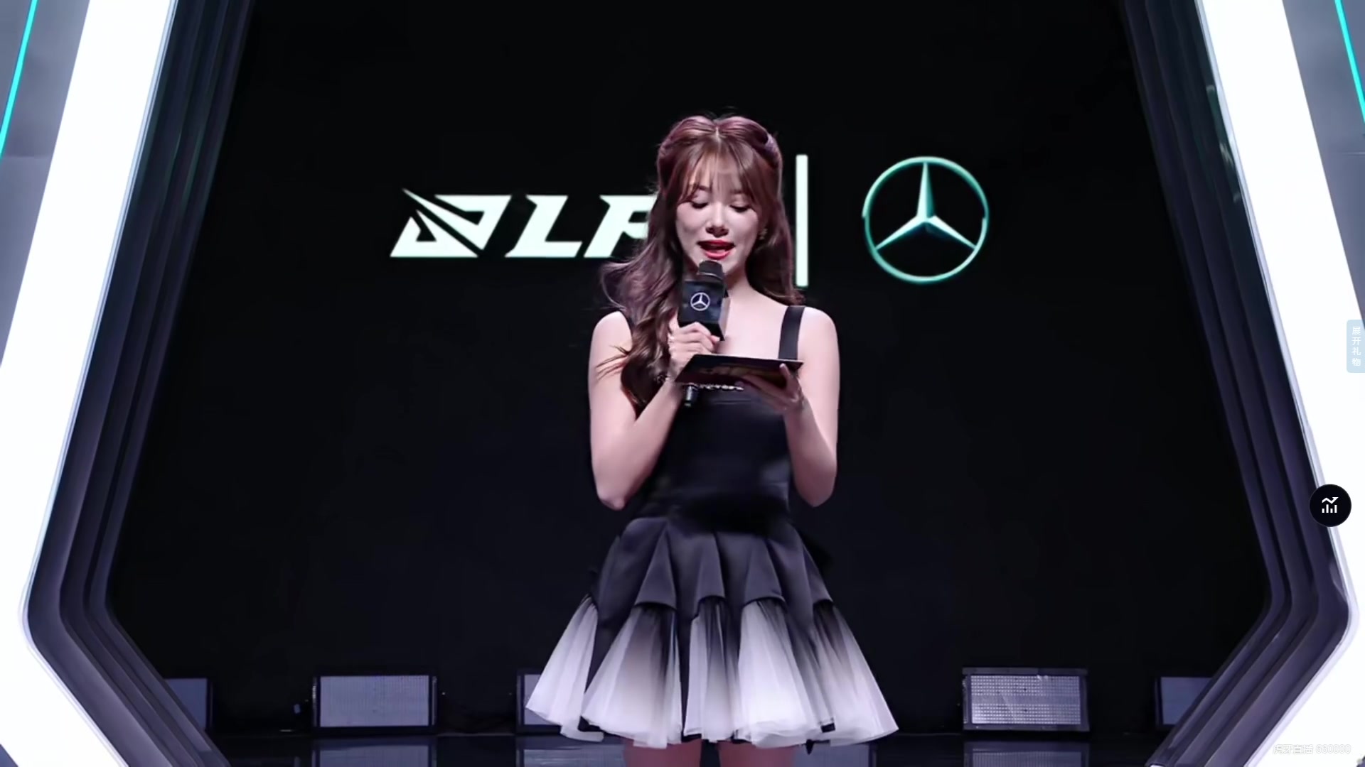 甜美甜美iG交手NIP 小钰黑色连衣裙出场-24VS直播