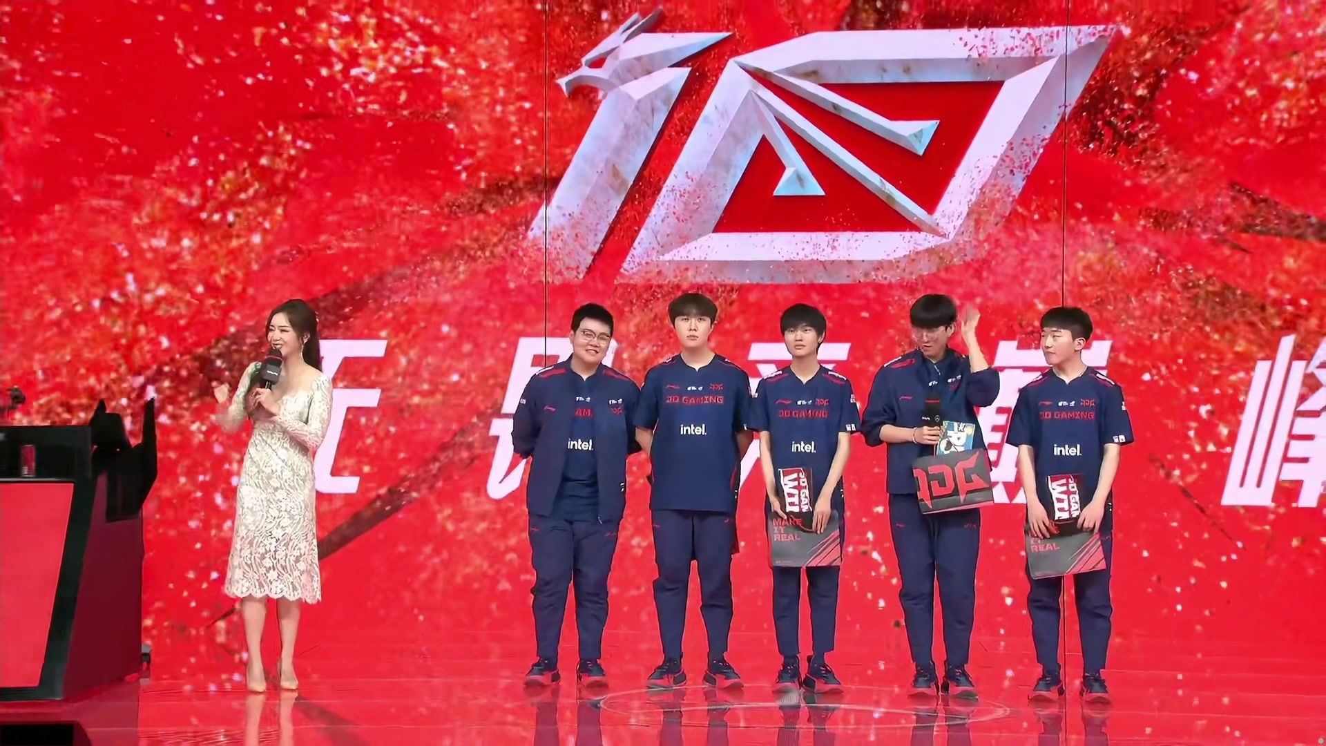 JDG粉丝环节：左手忠实男粉上台展现画技，女粉眼妆太出众-24VS直播