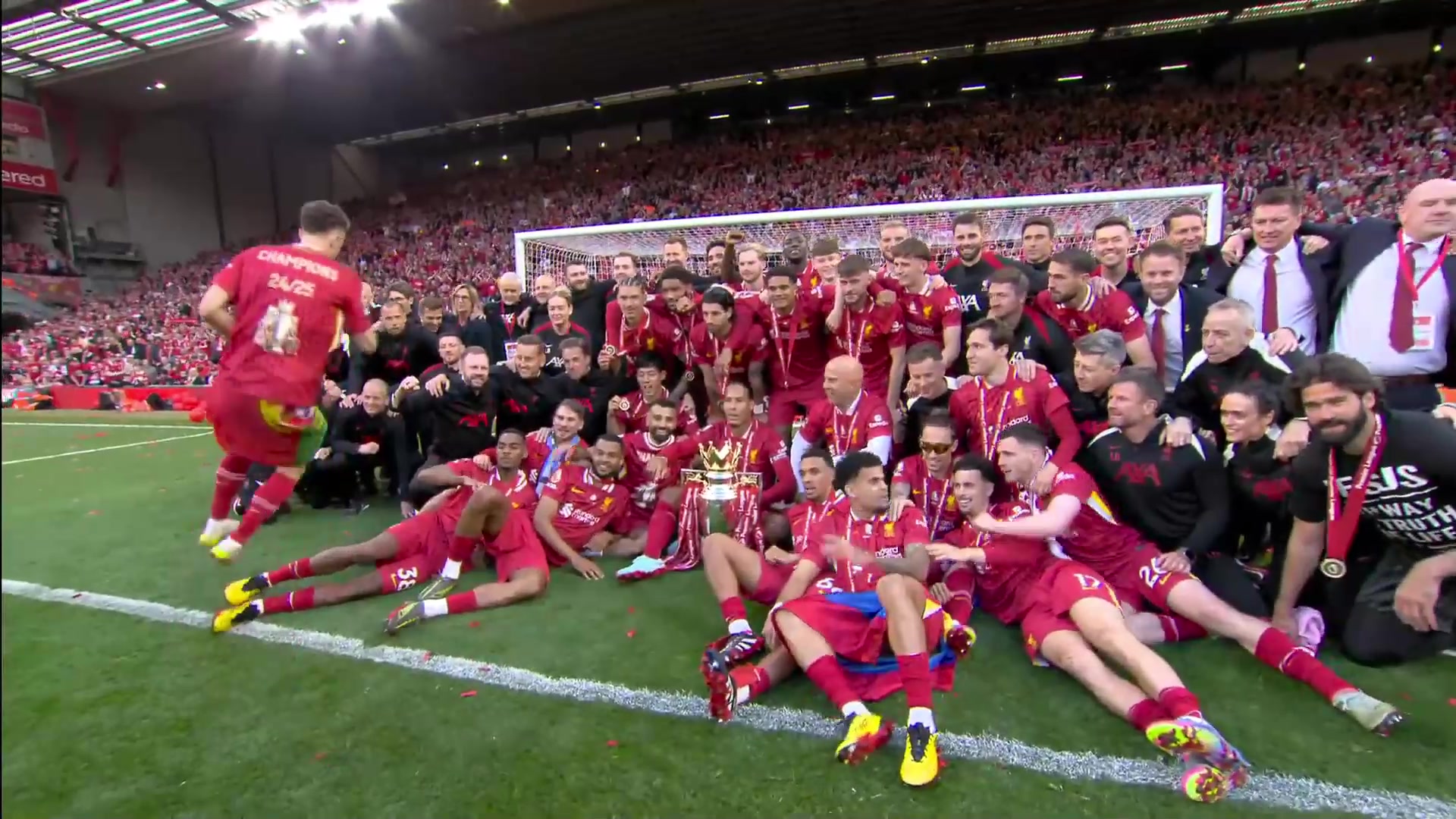 荣耀时刻的定格！利物浦英超夺冠全体大合照！-24VS直播