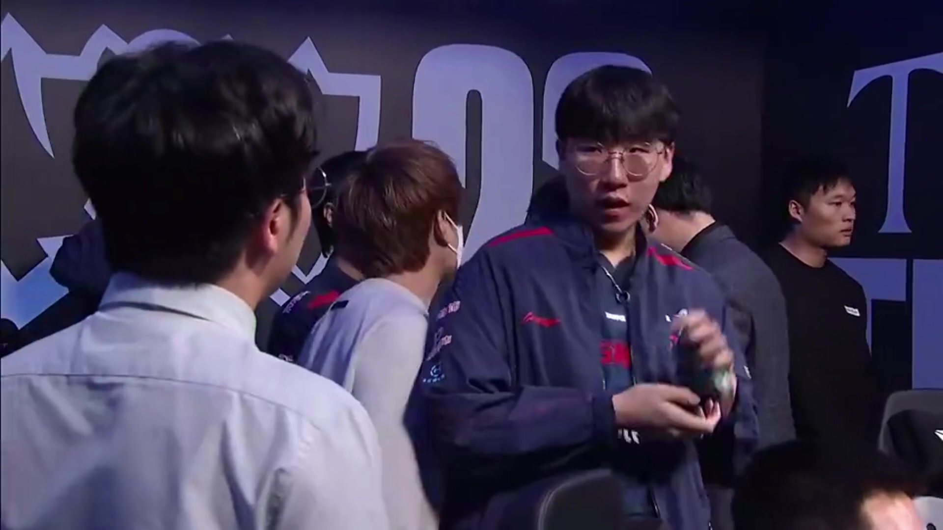 JDG拿赛点后 两休息室选手表情对比：knight笑嘻 KT全员自闭-24VS直播