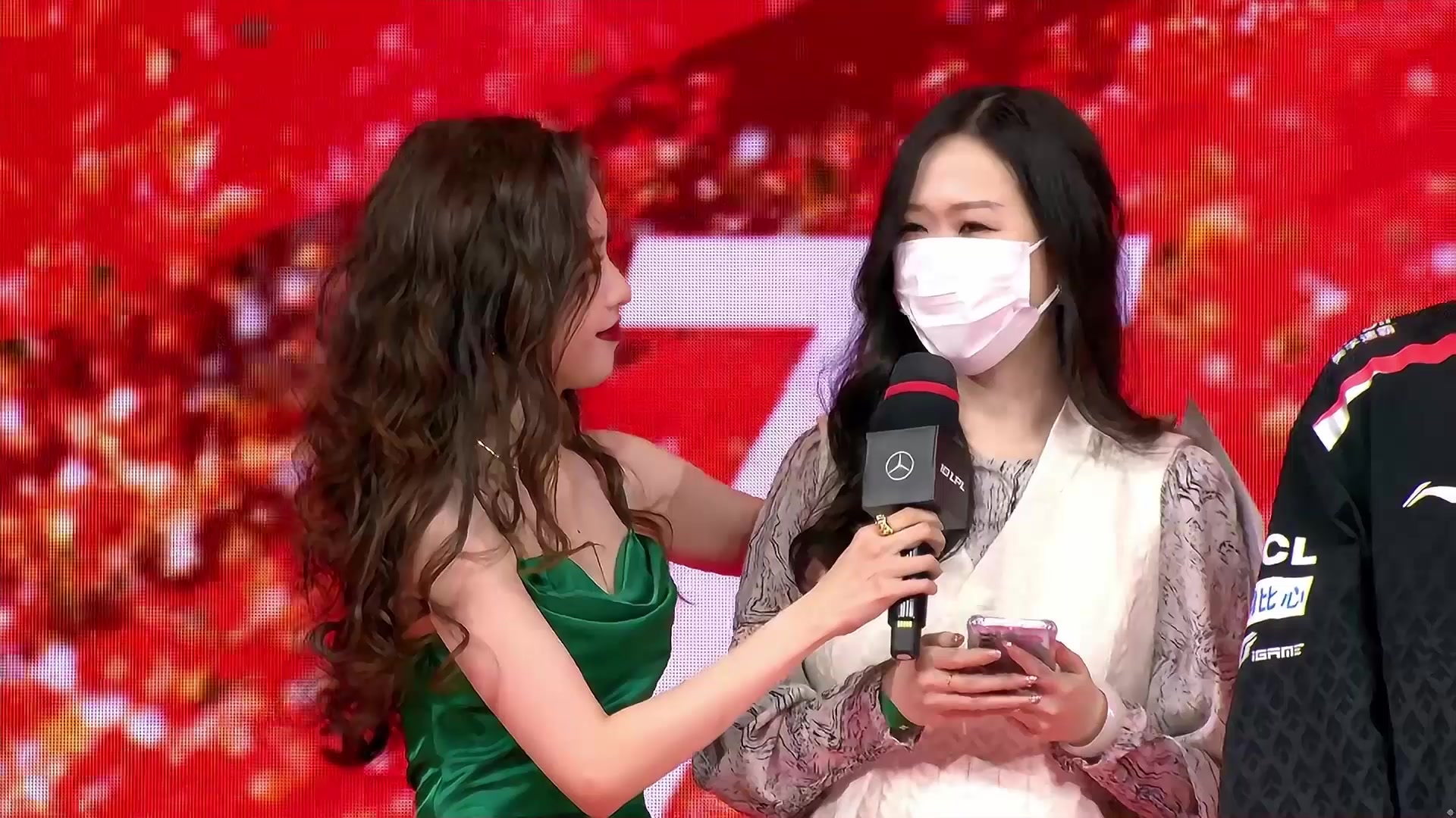 哦？EDG的女粉丝也有成熟女人嘛？真挚的祝福看样子准备十足-24VS直播