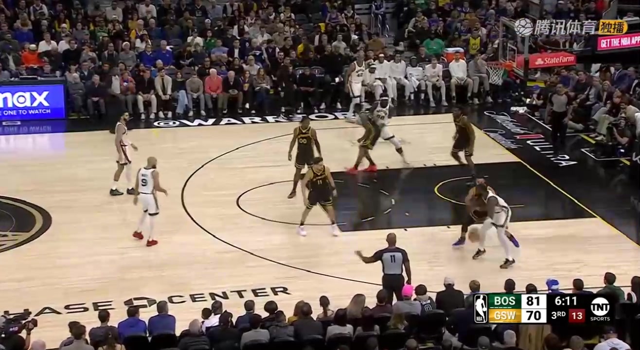 杰伦-布朗单挑库里2+1后 嘲讽库里做too small手势 科尔挑战失败-24VS直播