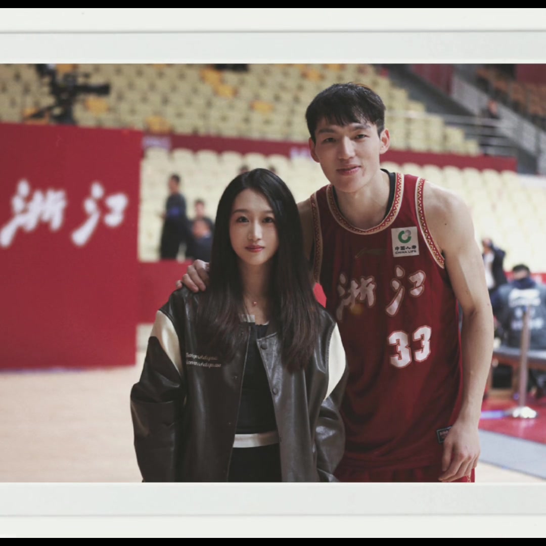 有气质啊！吴前妻子：第一次来主场看比赛 合个影吧~-24VS直播