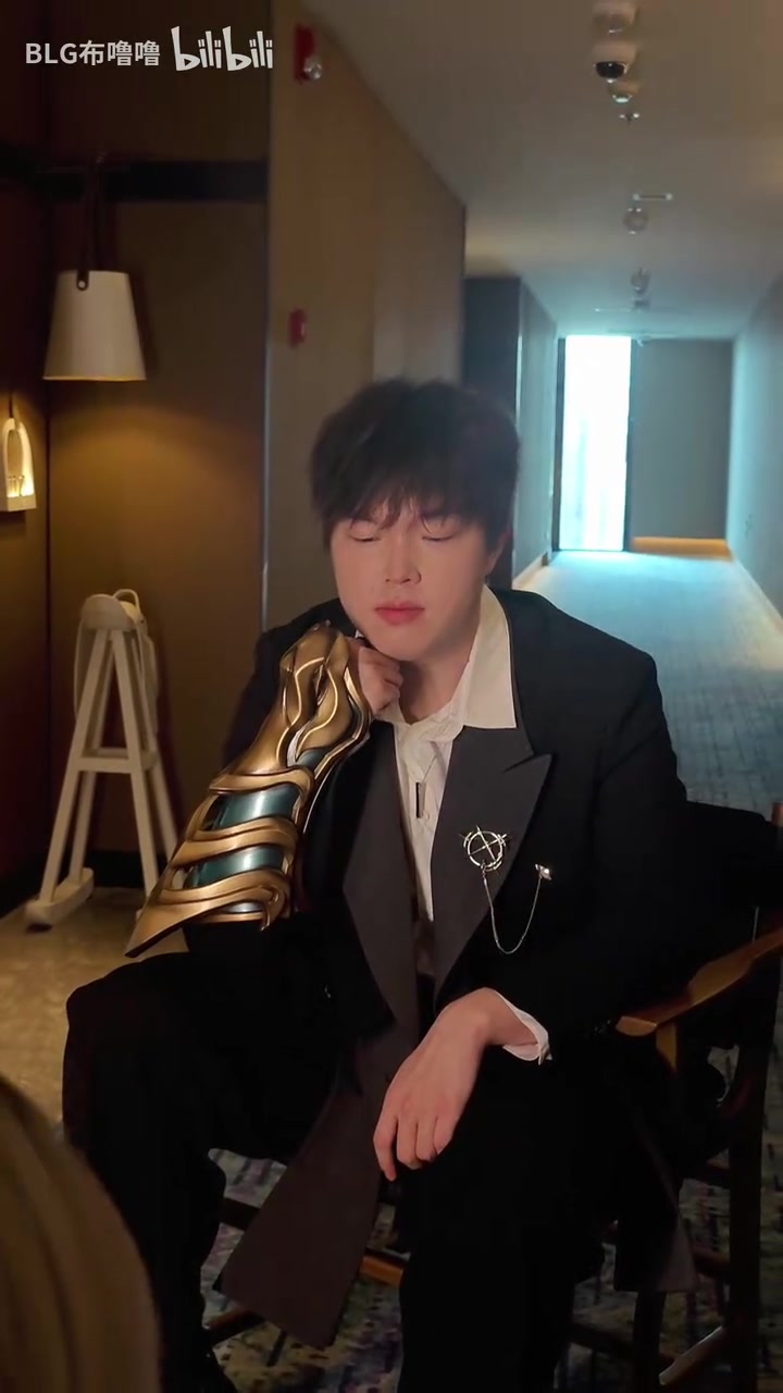 BLG公布Bin参加微博之夜开工花絮：和JKL的黄冈双子星！-24VS直播