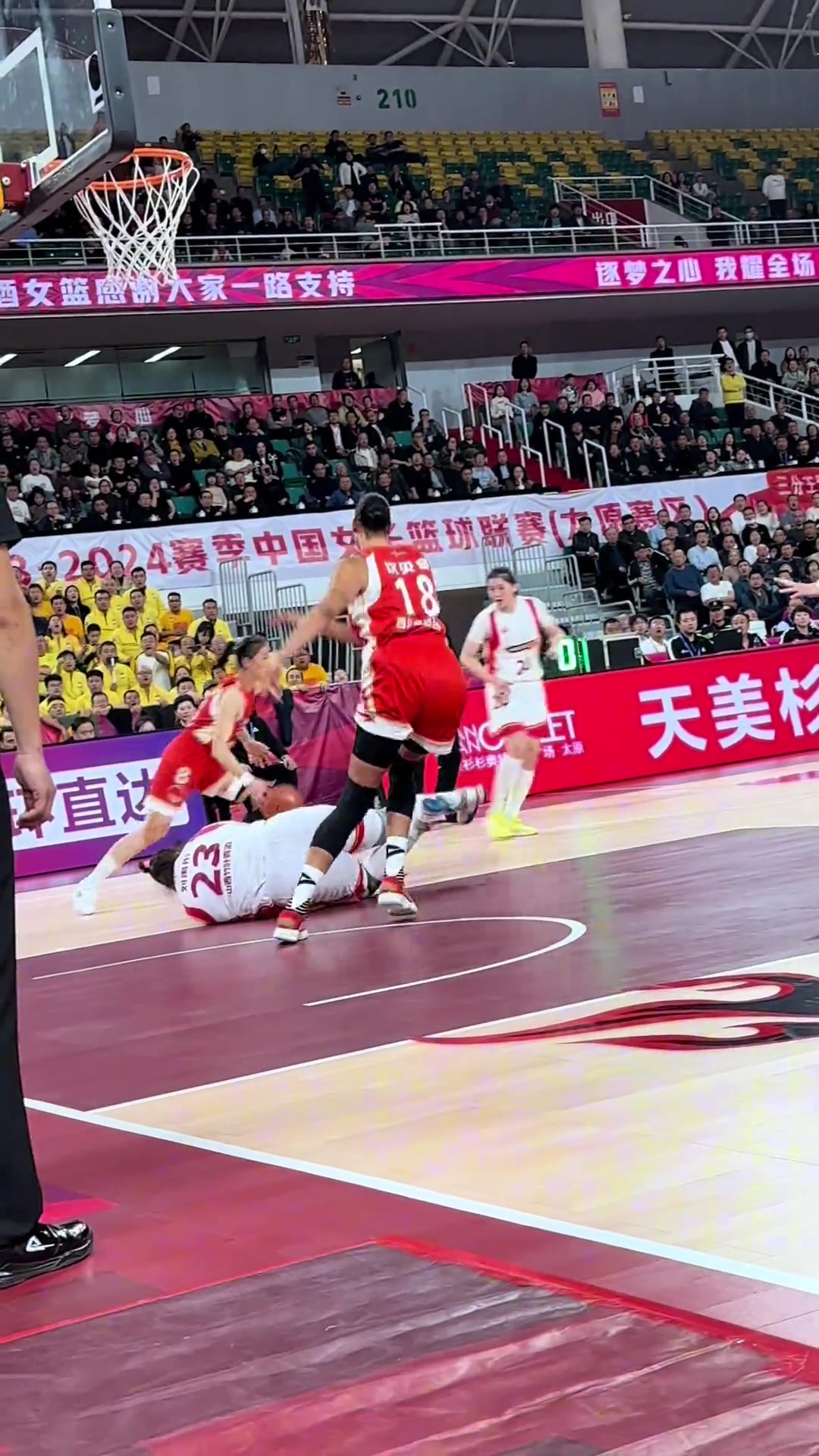 刘禹彤看似已经内线巨无霸了，但对上坎贝奇还是劣势很大-24VS直播