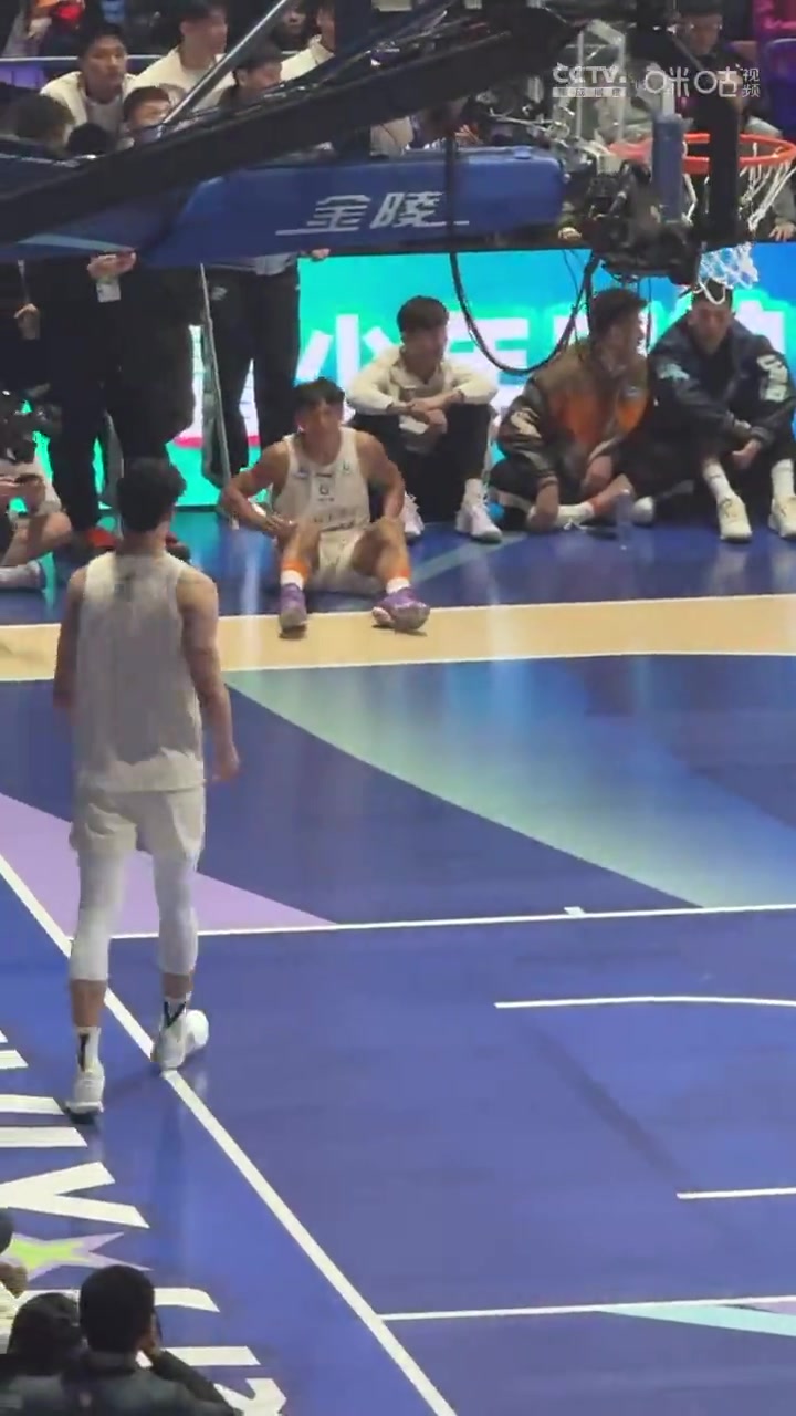 邓肯给你点赞！曾凡博扣篮预赛第二扣上演原地大风车-24VS直播