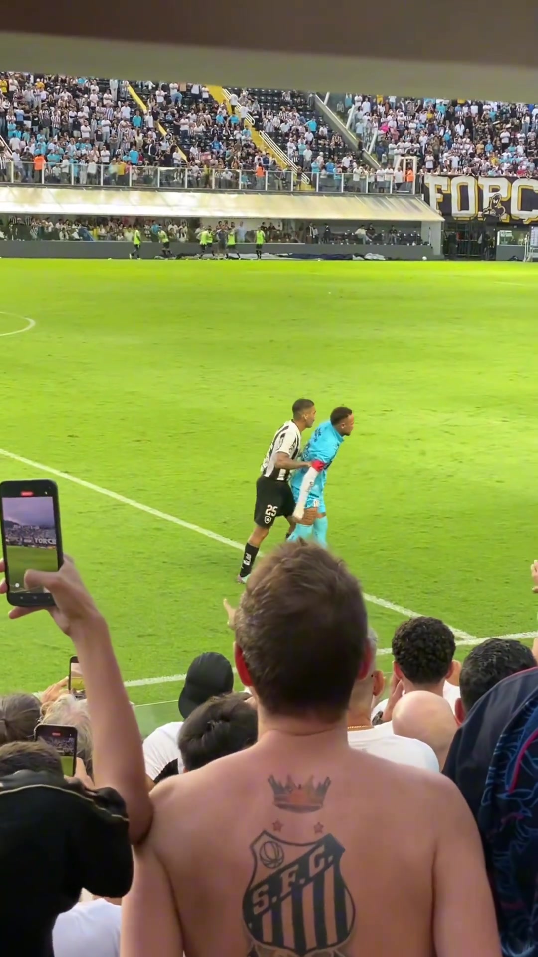 捏一把大胯！内马尔看到阿兰后朝着对方屁股捏了一把-24VS直播