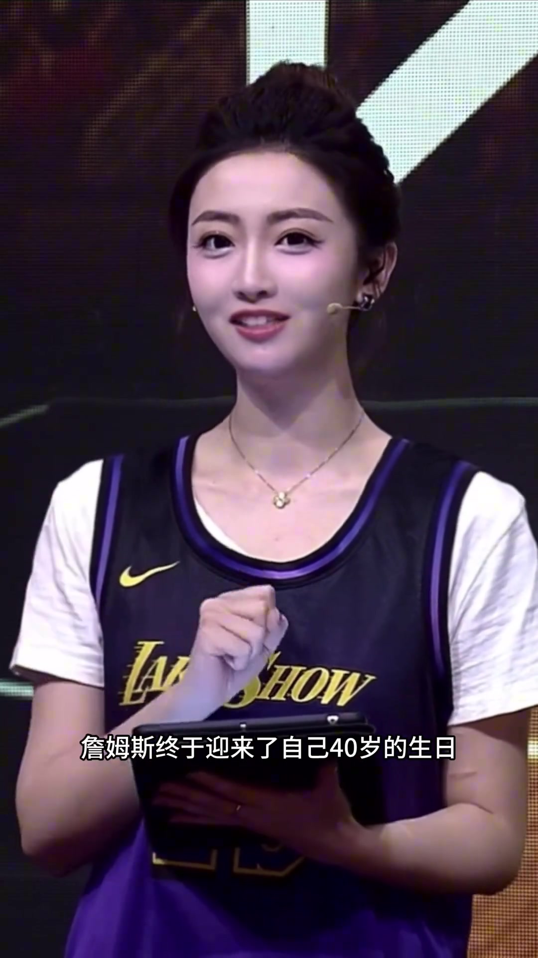 美女主播佳依：下次再看就是40岁的詹姆斯打球了 生日快乐-24VS直播