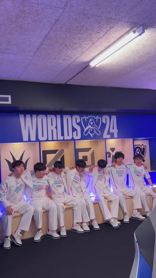 BLG分享选手们后台花絮视频：Elk给Bin扔外套提建议-24VS直播