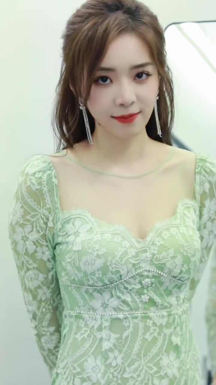 余霜：在化妆间小小的臭美一下-24VS直播