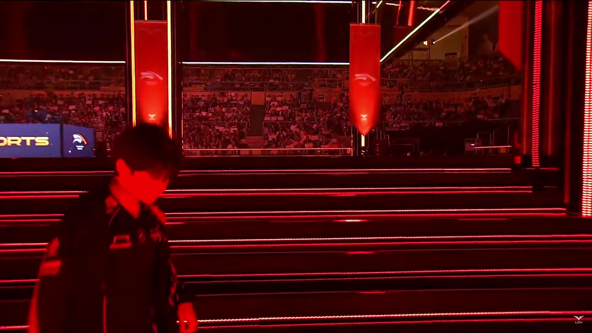 憋不住啦T1vsHLE第二局，T1优势突然叫暂停让Keria下台上厕所-24VS直播